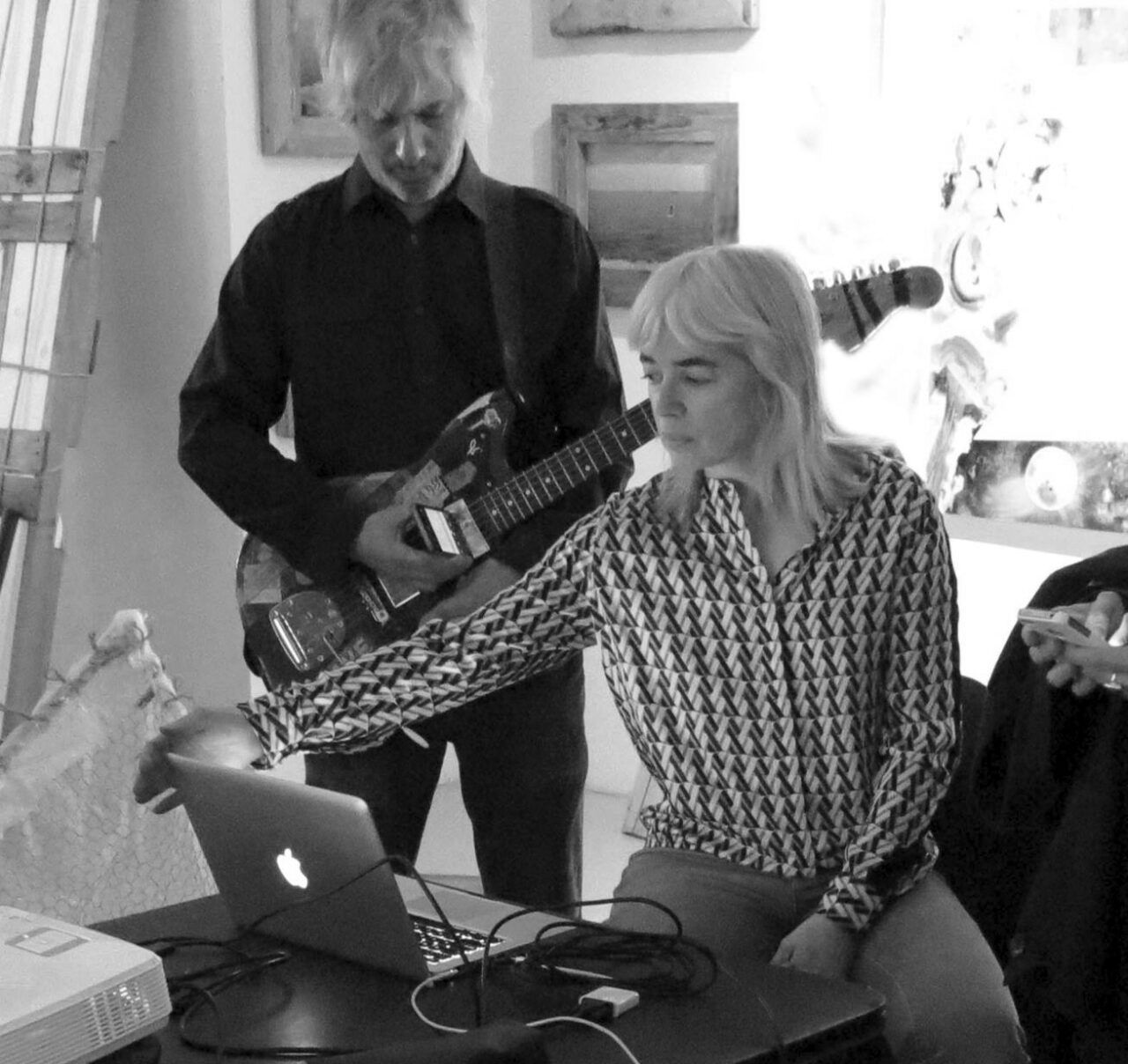 LOS ARTISTAS LEAH SINGER Y LEE RANALDO, FUNDADOR DE LA BANDA SONIC ...